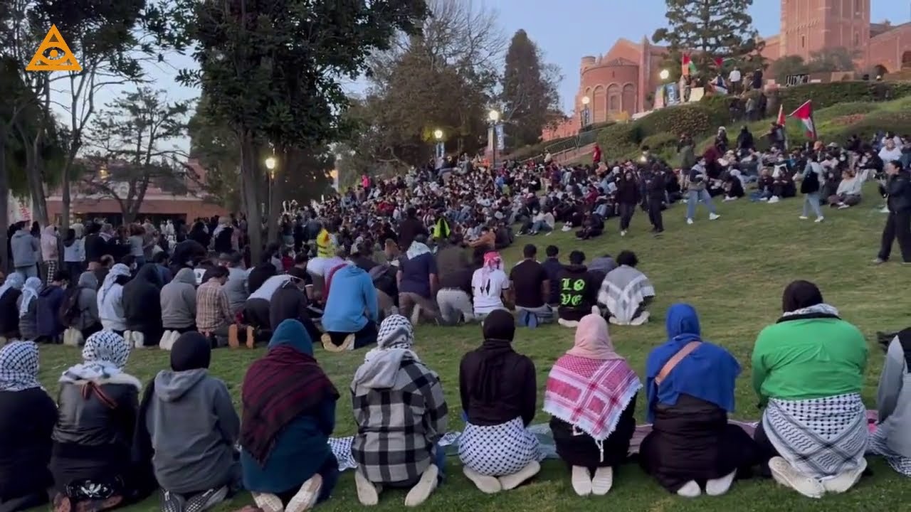 Hundreds of American students convert to Islam and participate in an ...