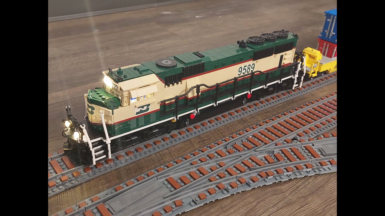 LEGO Burlington Northern EMD SD70MAC - YouTube