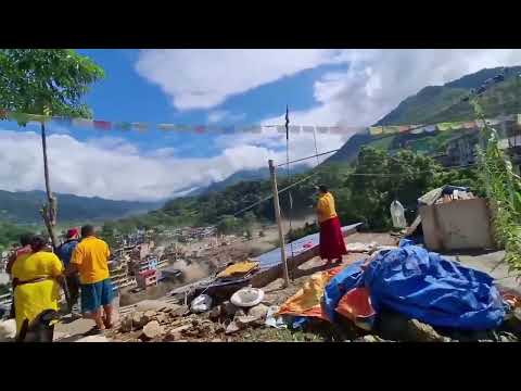 La furia del Bhote Koshi in Nepal: piena violentissima tra case e ponti