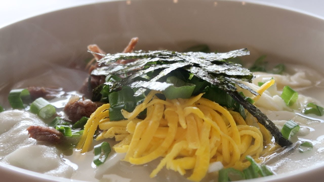 Korean Rice Cake Dumpling Soup (Tteok Mandu Guk) - YouTube