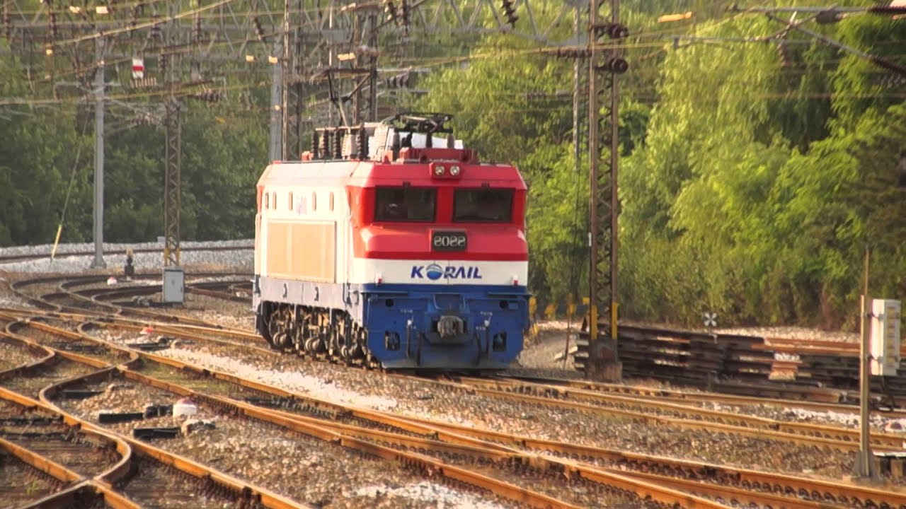 Korail Class 8000 Locomotive 8088 moving around the Seongbuk Rail Yard ...