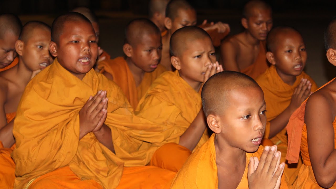 កូនេនផ្ទៀងផ្ទាត់ធម៌សូត្រ_Monks chant Dhamma - YouTube