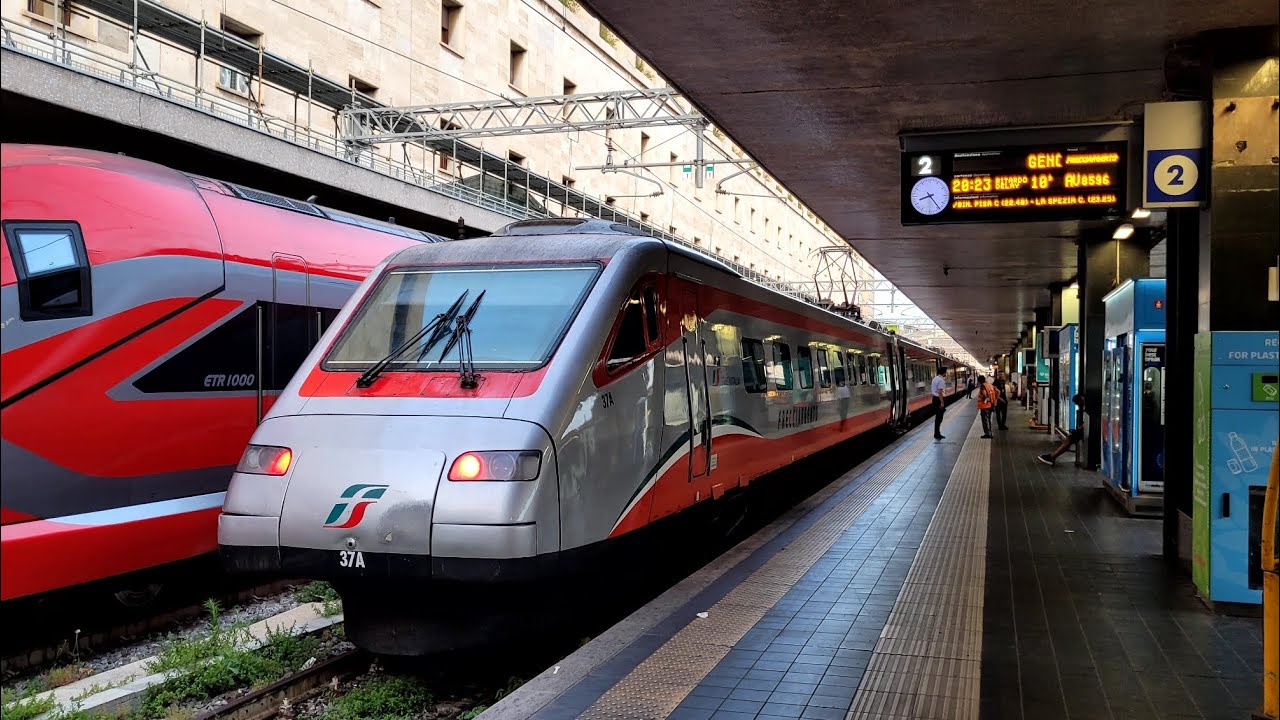 Trenul Intercity al operatorului TRENITALIA părăsind "Gara Termini Roma ...