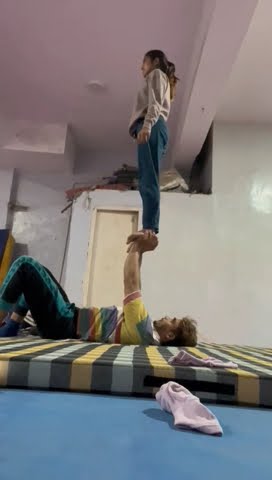 DUO ACRO FOOT TO HAND CONDITIONIG - YouTube