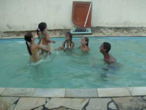 Emilly na piscina