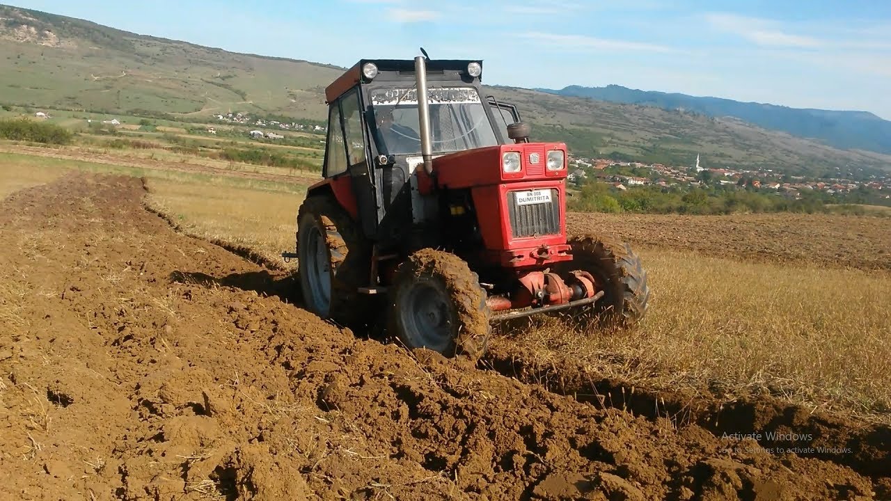 Tractor romanesc 4x4 Turbo Ploughing up hill - YouTube