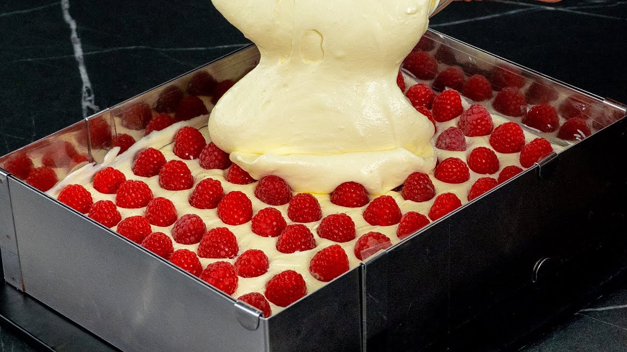 This is the perfect cake - with raspberry and fluffy cream, without ...