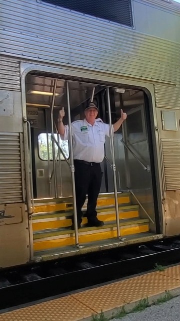 BNSF Metra Train 1225 Arrives Hollywood Then Friendly Conductor Does ...