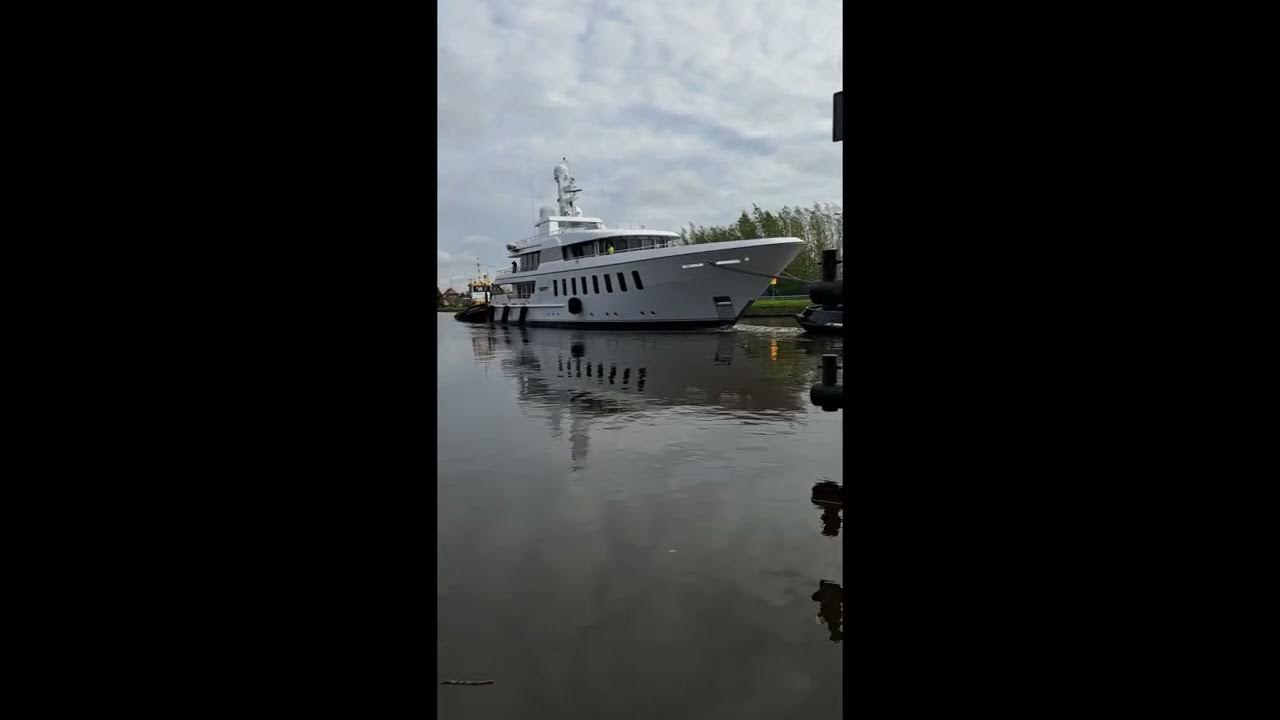 Ships passing by Waddinxveen - YouTube
