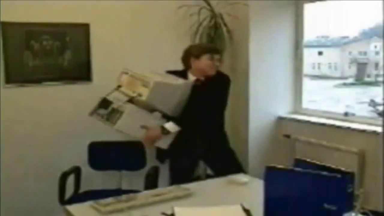 Hombre tira pc por la ventana - YouTube