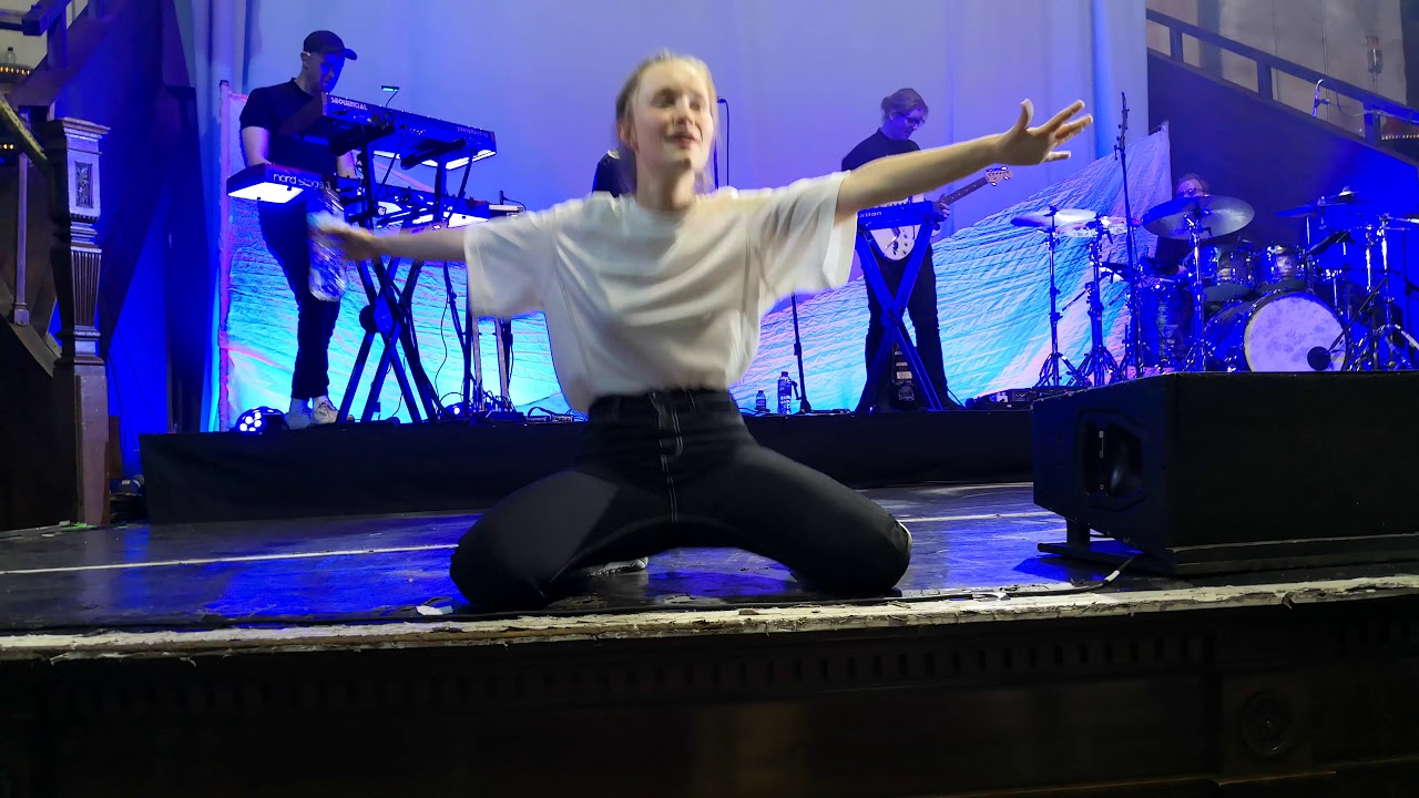 Sigrid Dancing to 'Dont Stop Believing' after the gif, Sigrid,Albert ...