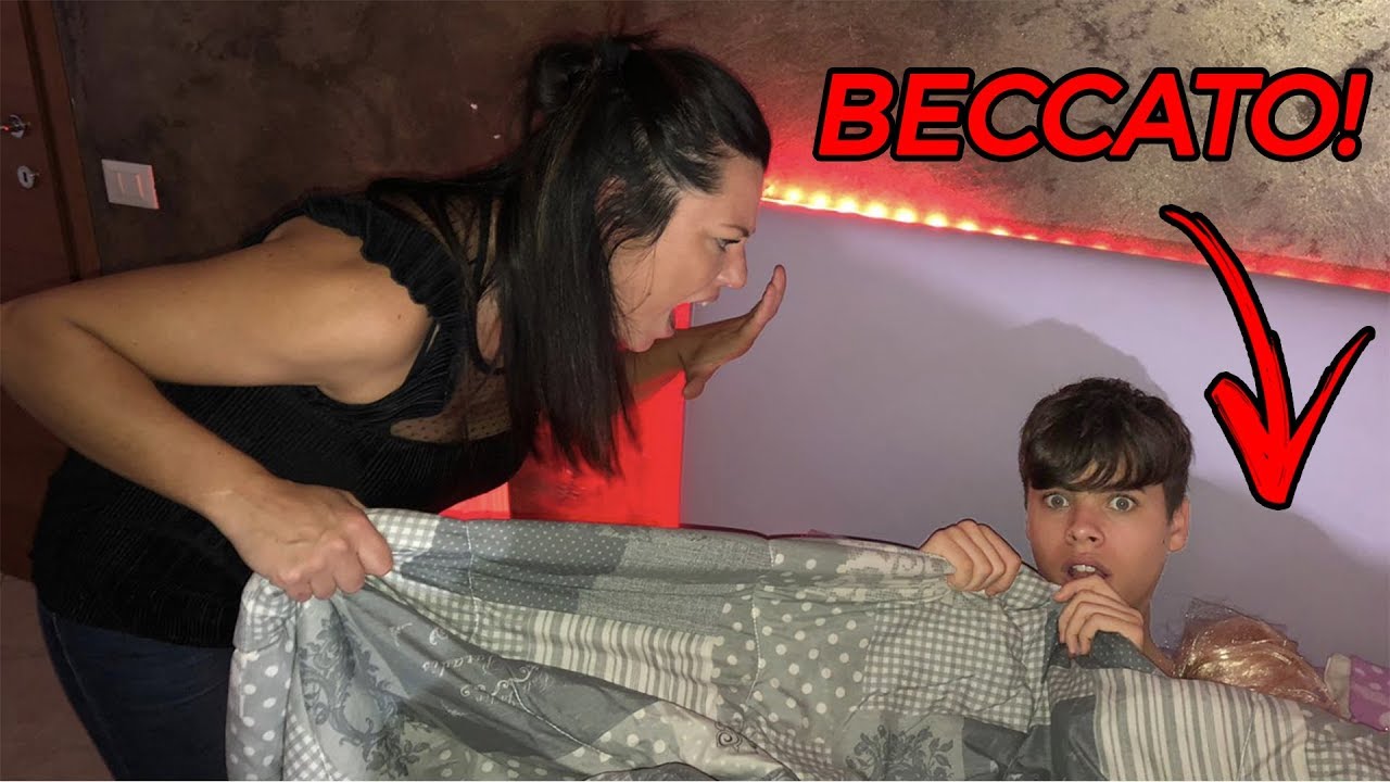 Mia Madre Mi Becca A Letto Con Una Ragazza Hot Prank Youtube