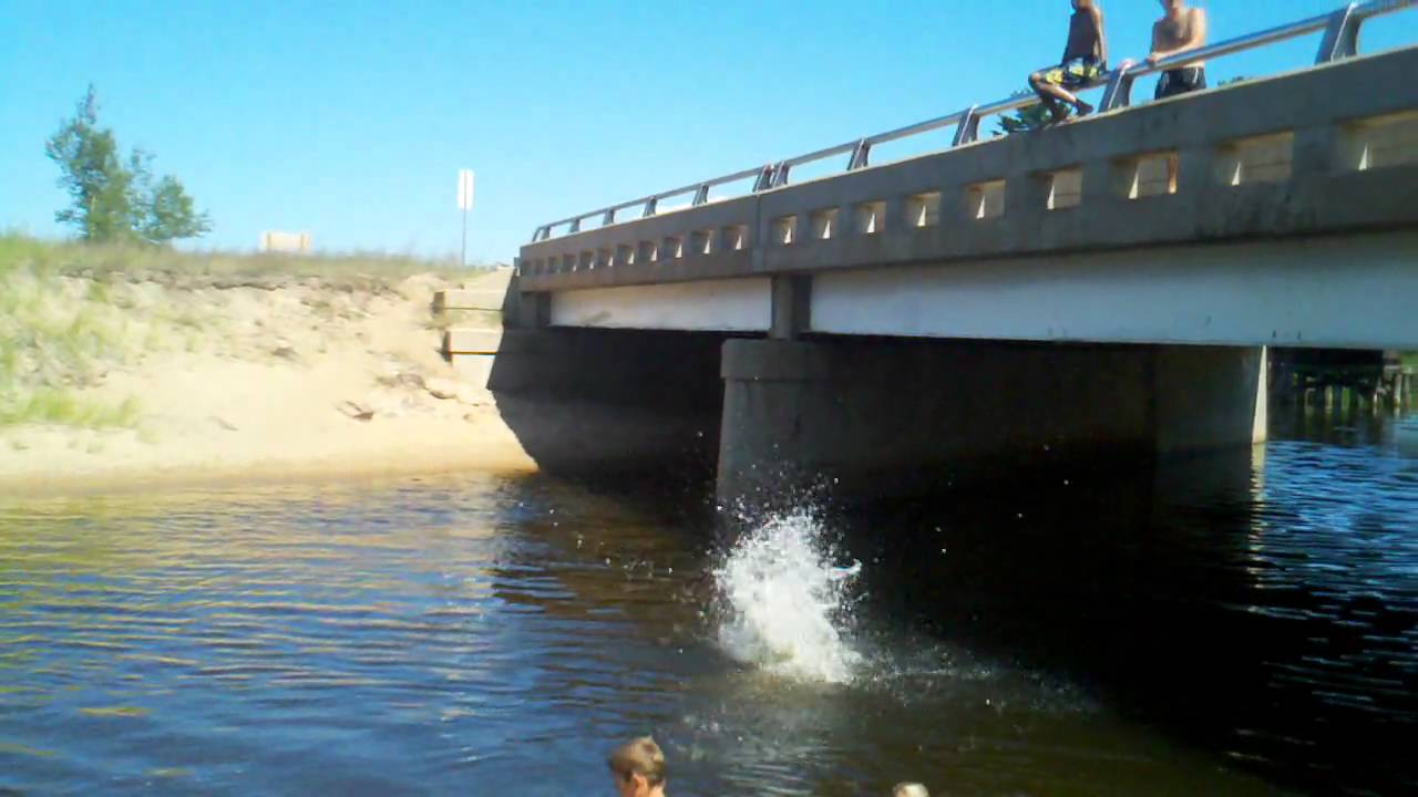 Bridge jump, au train, mi - YouTube