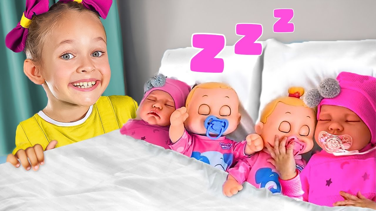 مايا تلعب بالدمى وتريد أن تكون صغيرة - YouTube