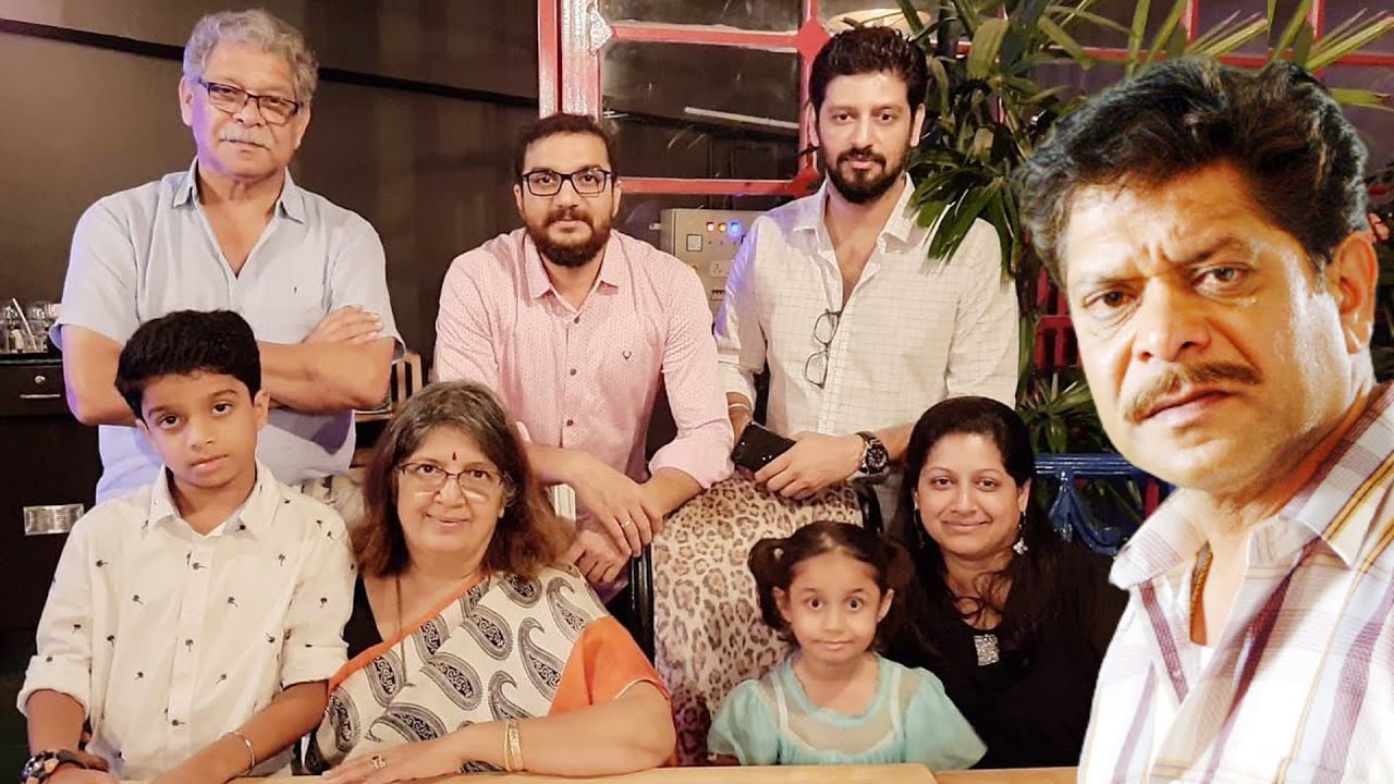 Legendary Bollywood Villain Mohan Joshi With His Wife and Sons, Grand ...