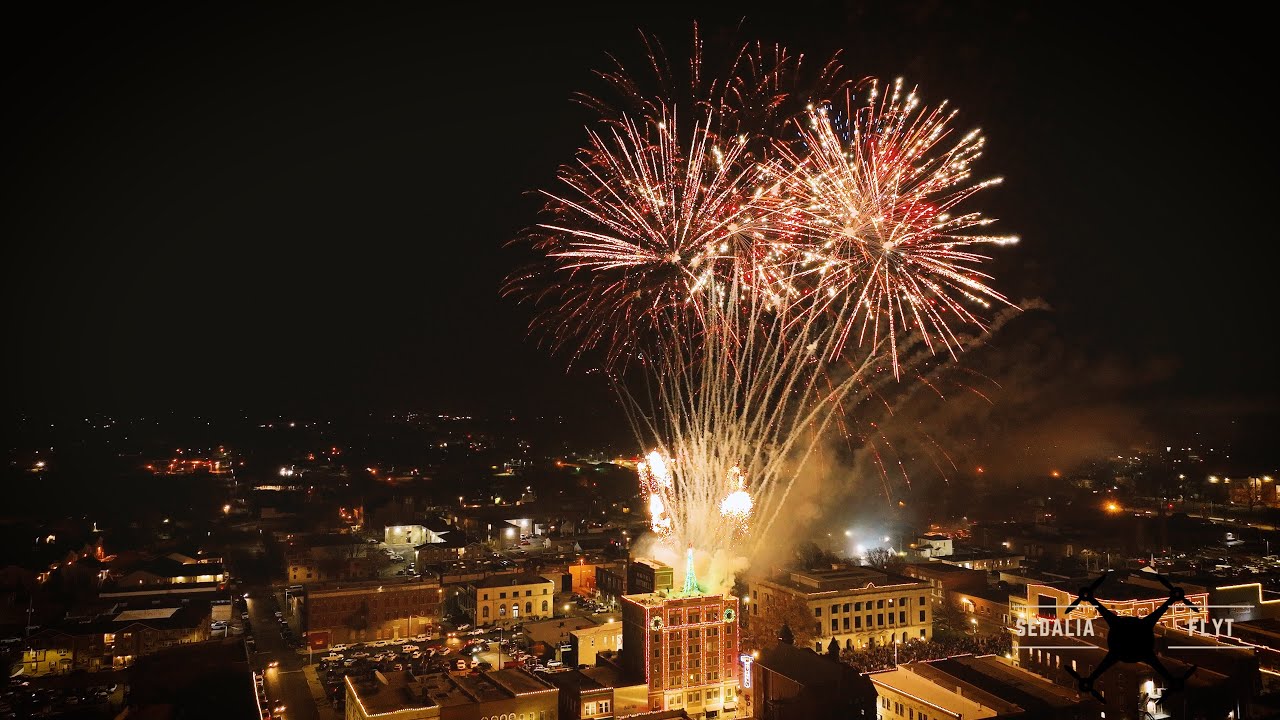 2022 Bothwell Tree Lighting & Fireworks Show Sedalia, Missouri - YouTube