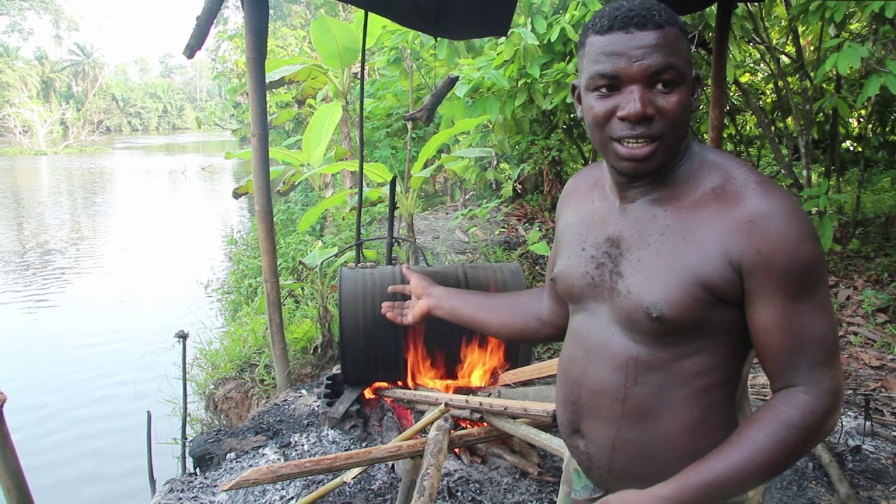 Production du koutoukou à base du vin de raphia - YouTube
