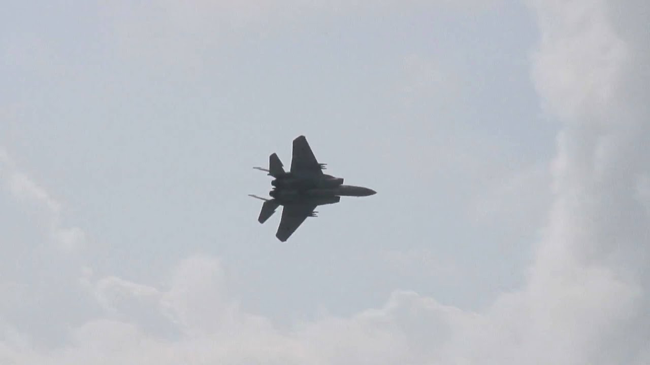 F-15 Knife Edge Pass - YouTube