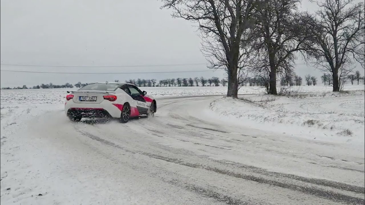 Toyota GT86: winter fun - YouTube
