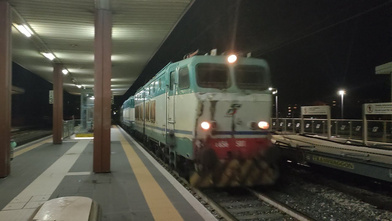 Il rombo notturno del Caimano! E656.581+E655.271 al traino di due ALn ...