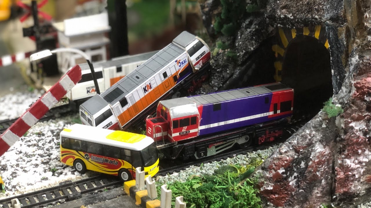 Kereta Api Indonesia CC201 Perumka Menabrak Bus Trans Jakarta - YouTube