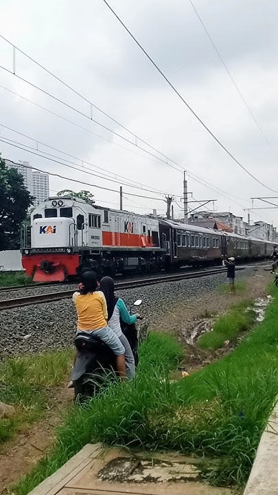 java priority train #shorts #keretaapi - YouTube