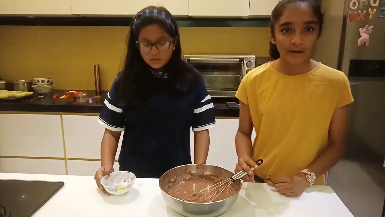 Chocolate cupcakes Tutorial by The BAKING ADDICT #1 || LSEA - YouTube