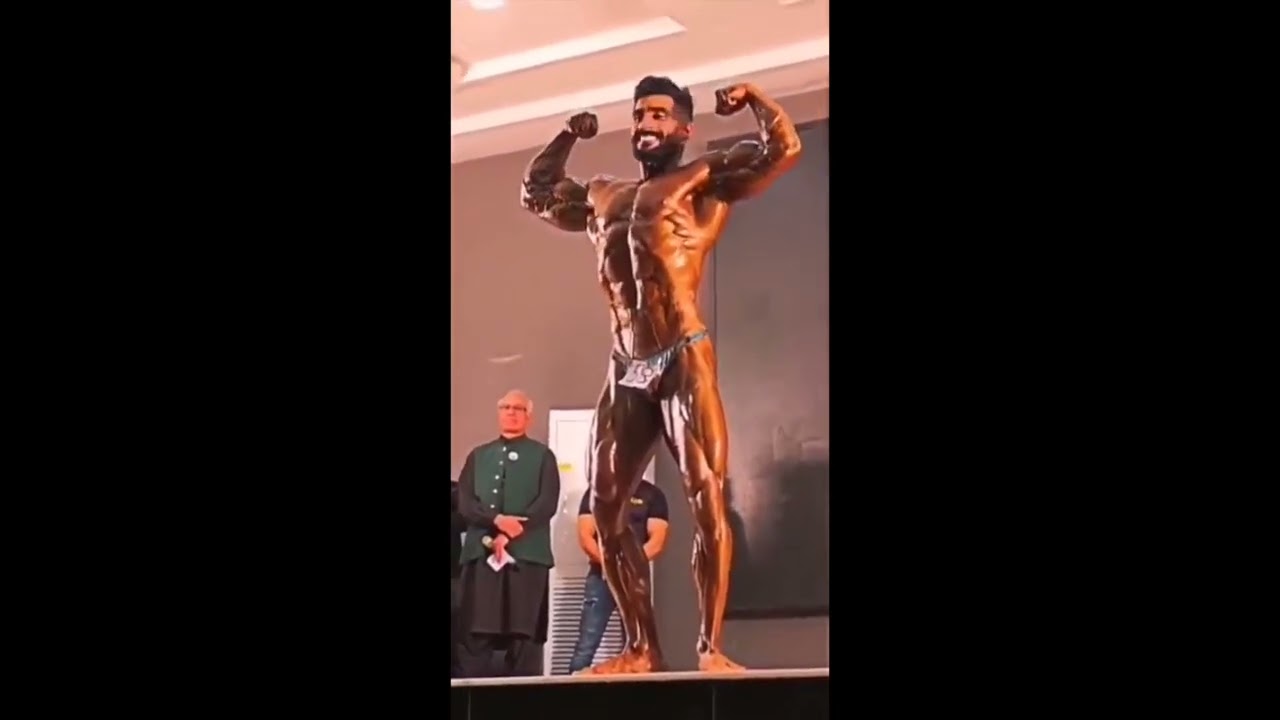 Big Bodybuilder Poses on Stage Flexing and Ripped Muscles - YouTube