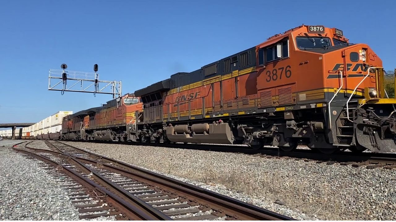 BNSF 3876 ET44C4 BNSF 5315 C44-9W BNSF 6855 C44-9W - YouTube
