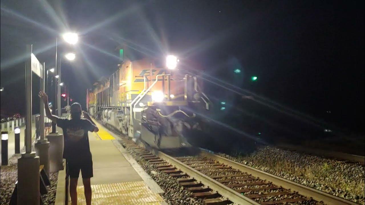 [La Plata Rail Days 2022] Eastbound Z train and a Westbound loaded grainer almost meet at the ...