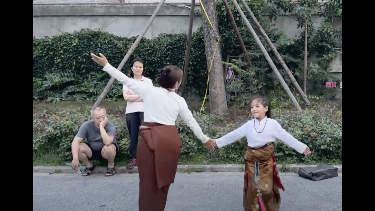 嘎松曲珍小妹妹和白鶴一起跳鍋莊舞 Little Sister Ga Song And Qu Zhen Dance Guozhuang Dance With Bai He Youtube