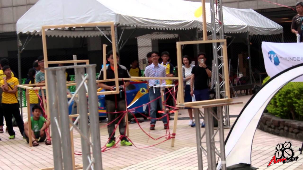 [ArkLab飛行學院]2016 Maker Faire 首屆無人機格鬥大賽紀錄 - YouTube