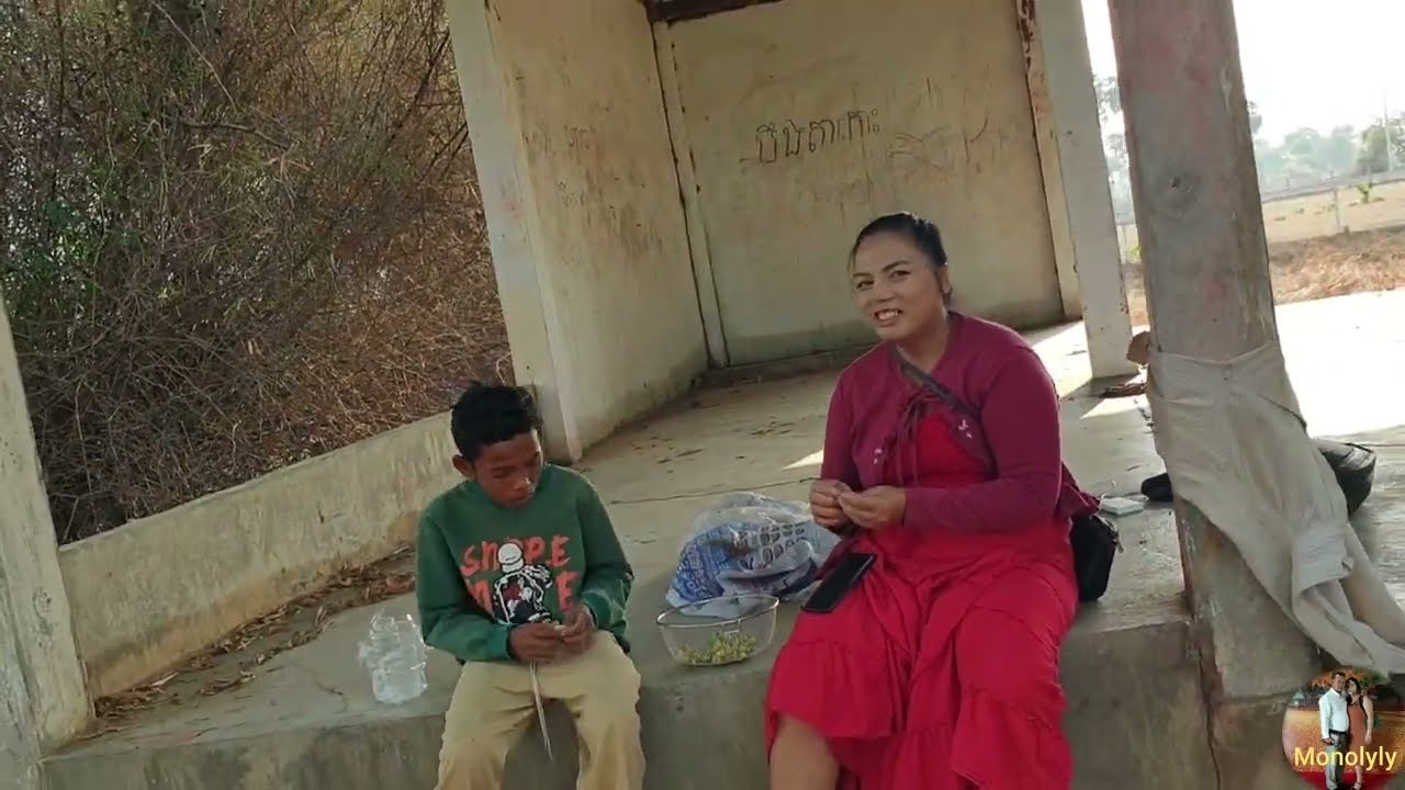 Vlog 1558. សែនជ្រូកខ្វៃ ផ្លែឈើ លាបំនន់ អោយបងស្រី Som Neang (Som Nang) ។ - YouTube