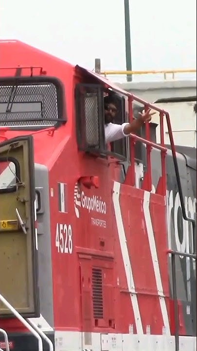 Show de luces y tripulacion saludando! Tren Automotriz de FXE super largo con la AC4400CW lider ...