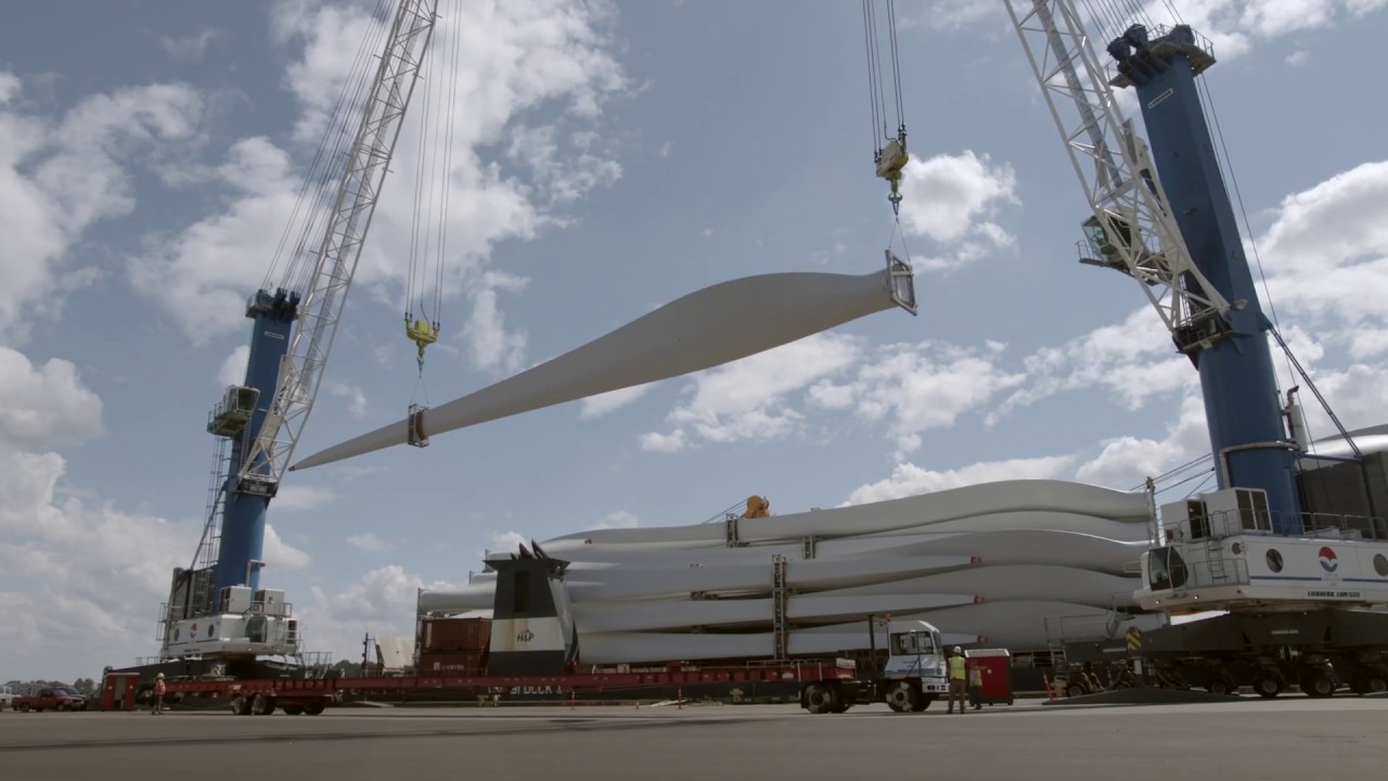Giant wind turbine blades arrive at Port of Vancouver - YouTube