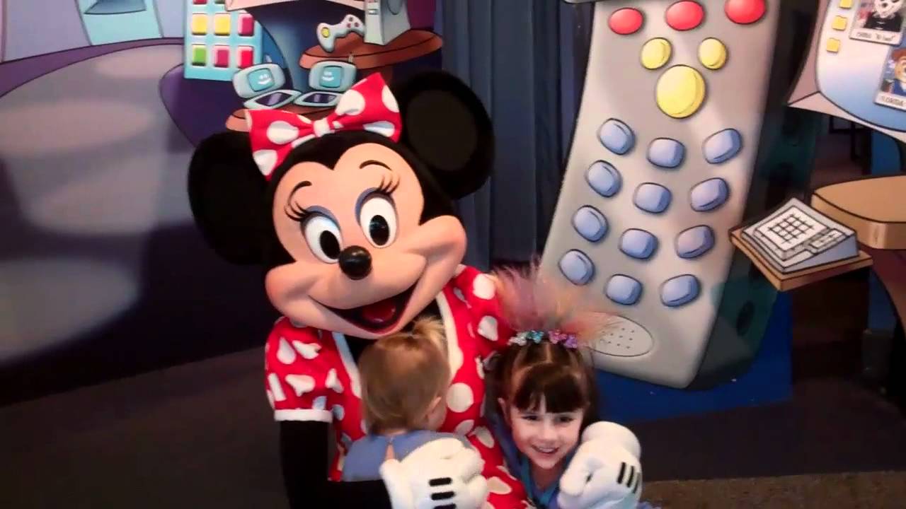 Kendall LOVES Minnie!! - YouTube