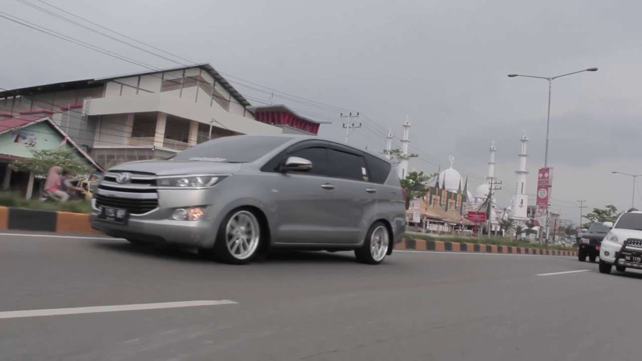 Video Modifikasi innova reborn Simple and low - YouTube