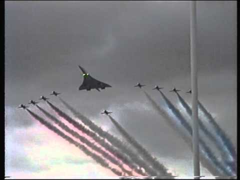 Concorde and The Red Arrows Heathrow 2nd June 1996. - YouTube