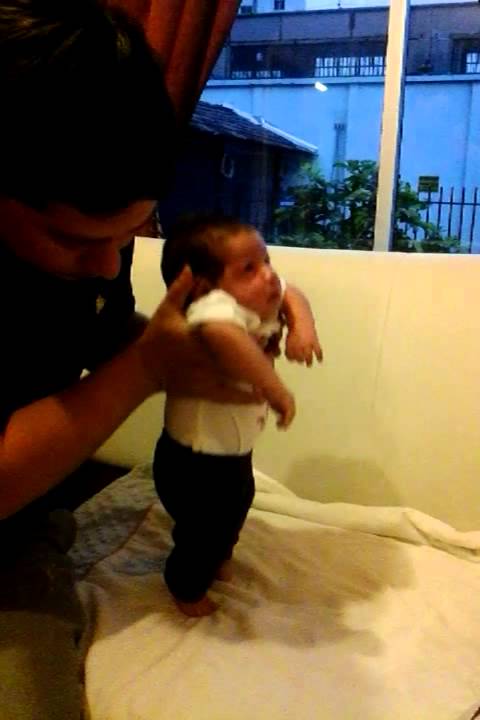 reflejo de marcha - YouTube