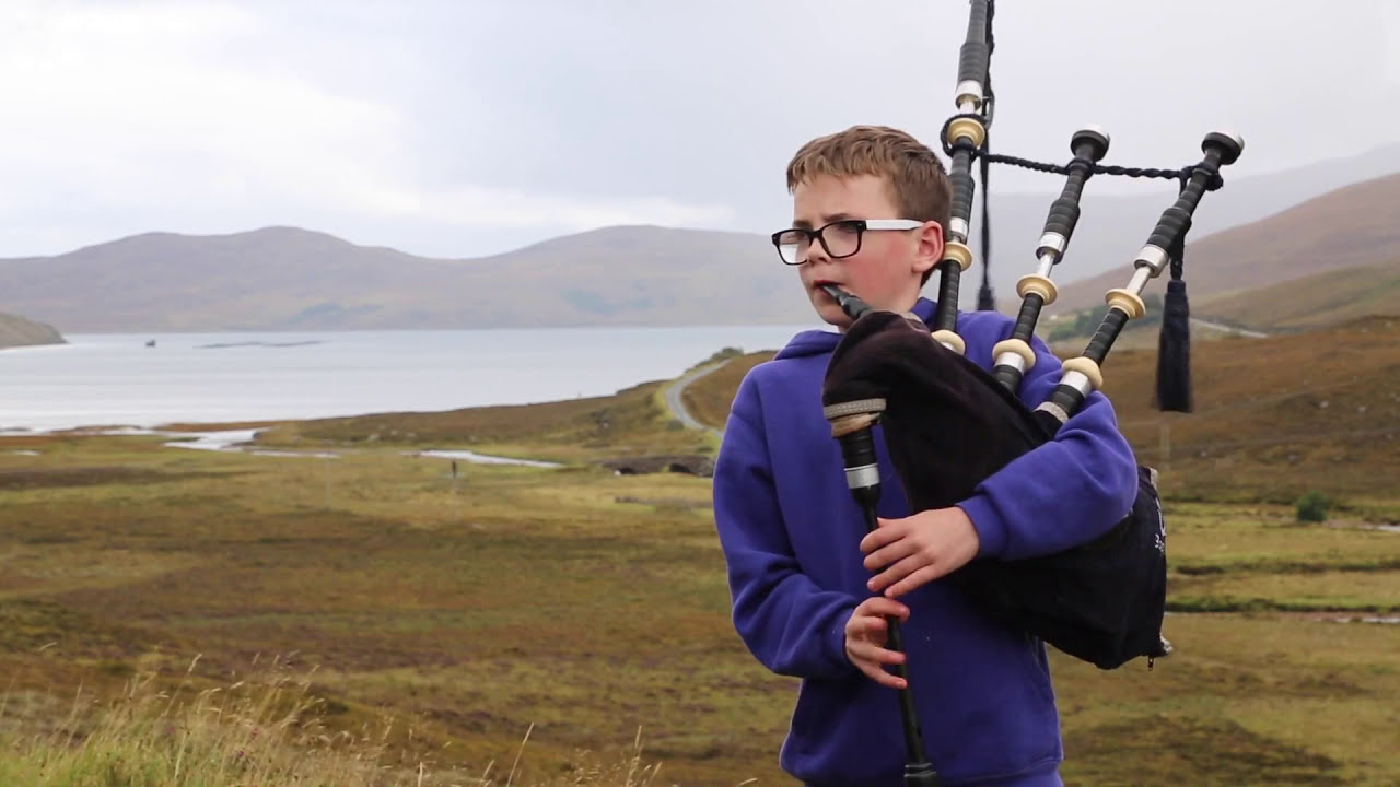 Scotland Isle of Skye Bagpipe player by child / Ecosse Ile de Skye ...