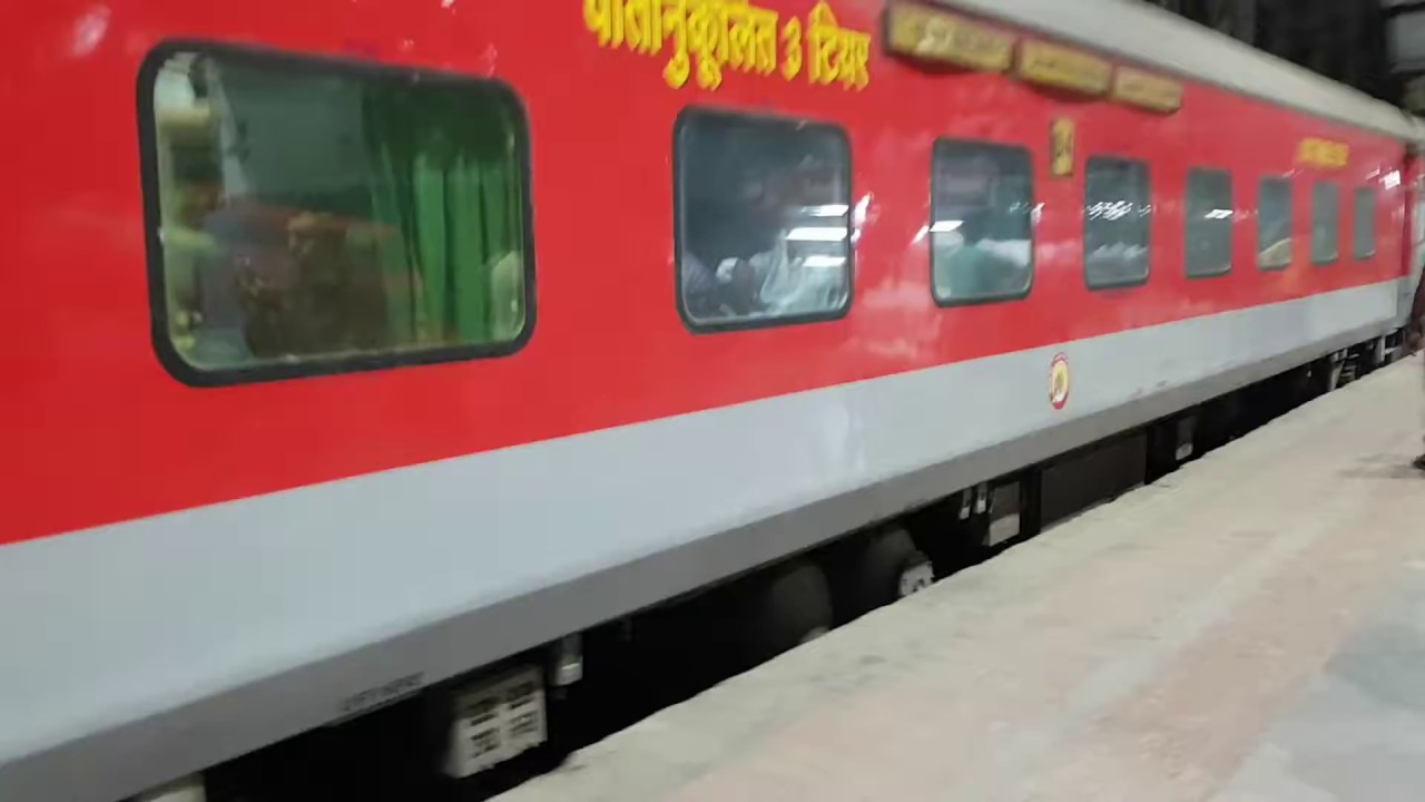 Mumbai central railway Avantika Express -12961 walking length of train ...