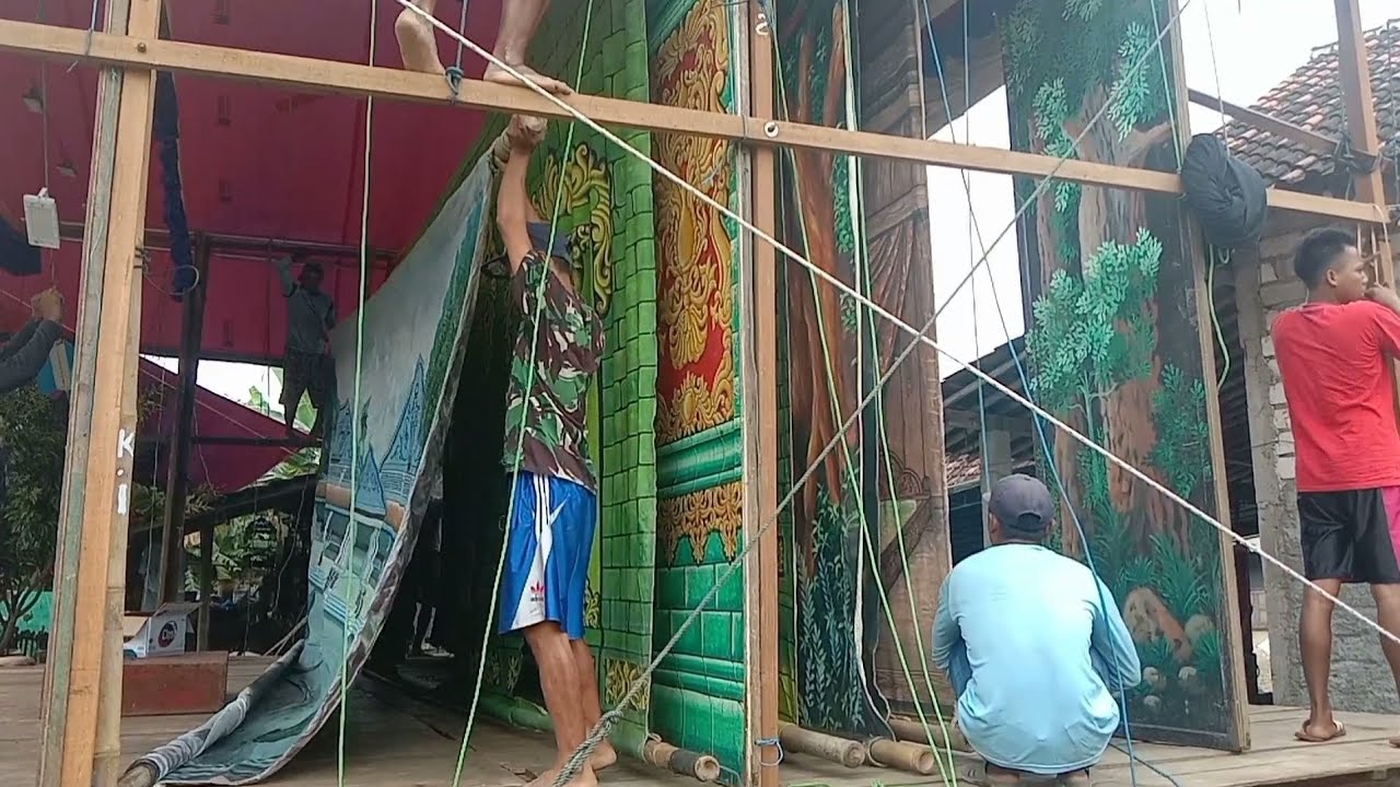 otewe kemarin melihat proses pemasangan geber kelir panggung ketoprak ...