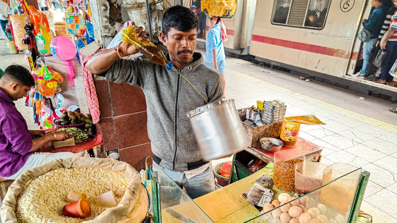Chole, Aloo, Muri Mix at Sealdah Railway Station (Masala Muri) | Cheap ...