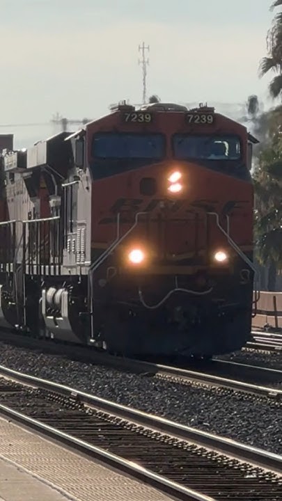 BNSF 7239 ES44DC Leads S-Train with a weird horn in Fullerton Station 8/4/24 - YouTube