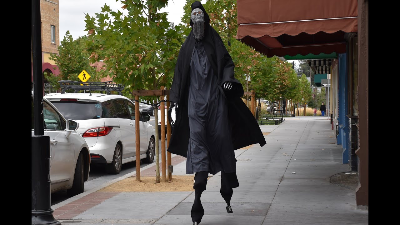 Michael Dancing on stilts at the Pumpkin Fest Ukiah 2022 - YouTube