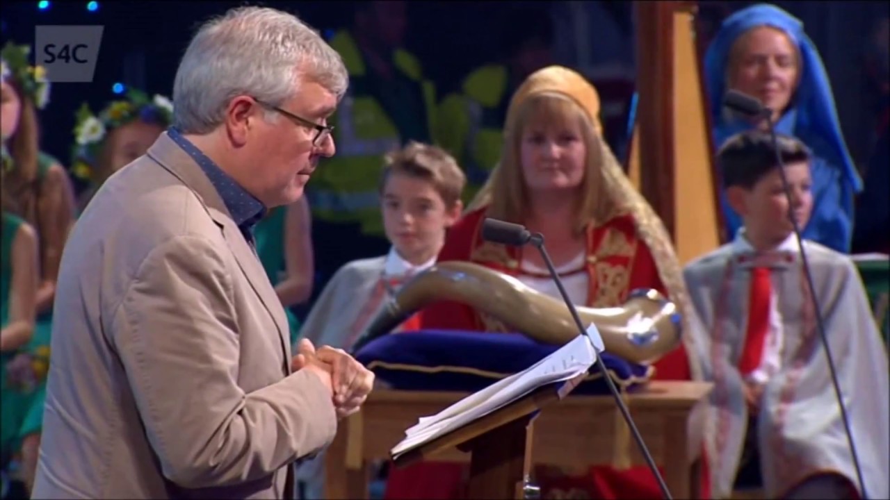 Beirniadaeth Peredur Lynch | Seremoni Gadeirio'r Bardd Eisteddfod ...