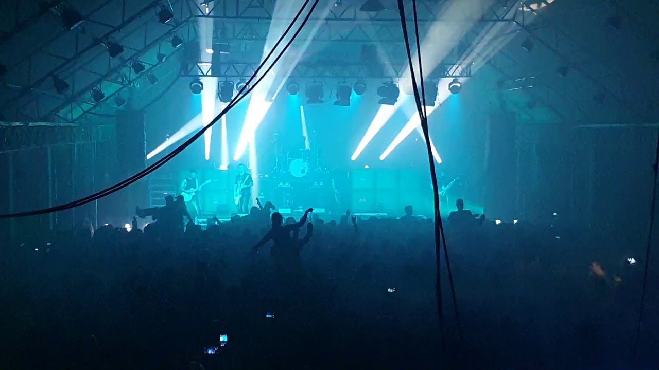 Beartooth - In Between live @Munich Tonhalle 2020 - YouTube