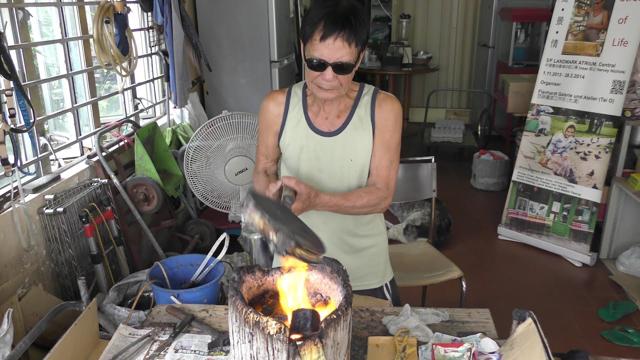 Hong Kong Street Food. The Gei Dan Jai Waffle of the Old Hawker of Tai ...
