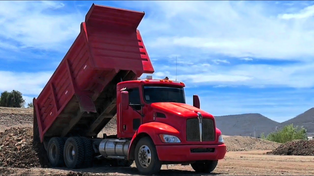 Camiones de volteo descargando material - YouTube