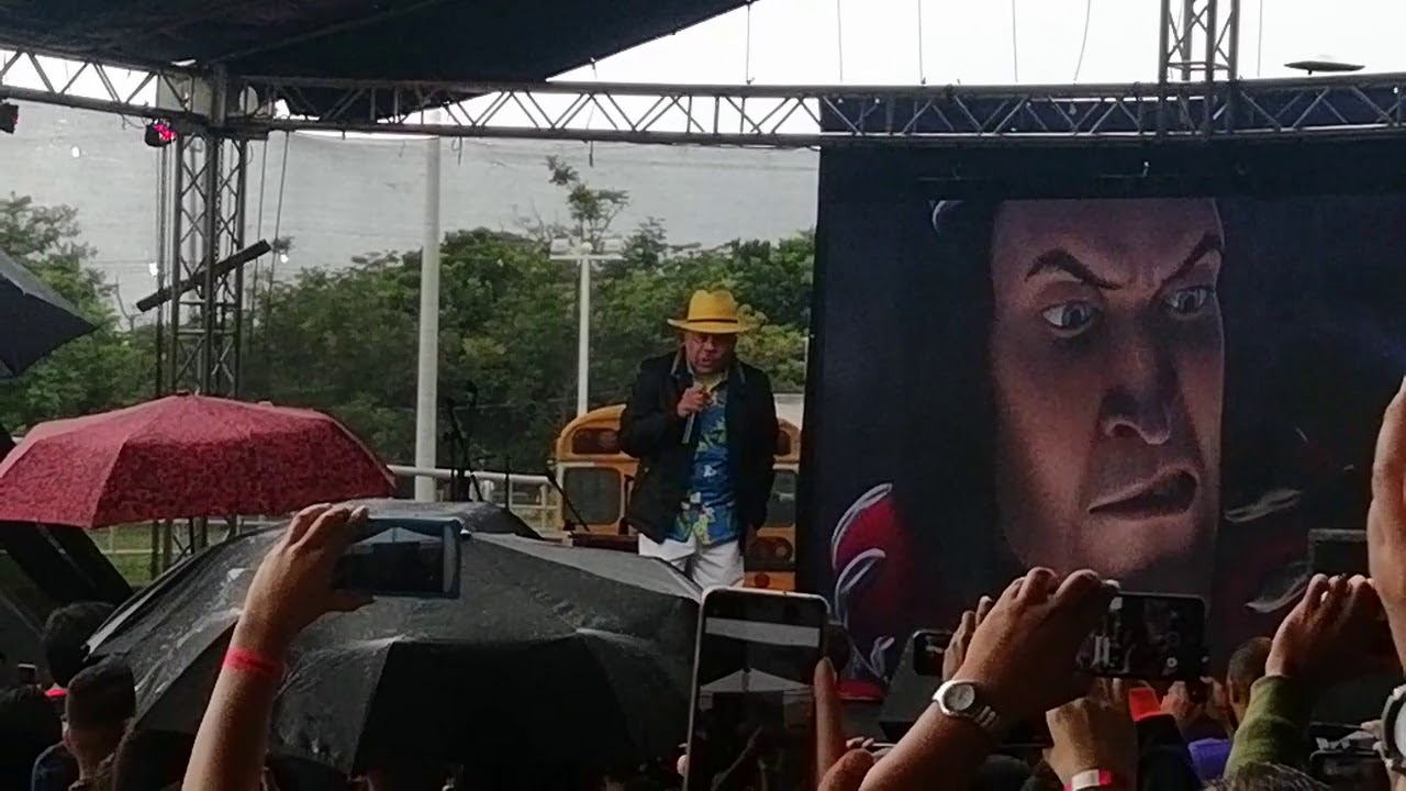 Humberto Vélez la voz de Homero Simpson en Costa Rica - YouTube